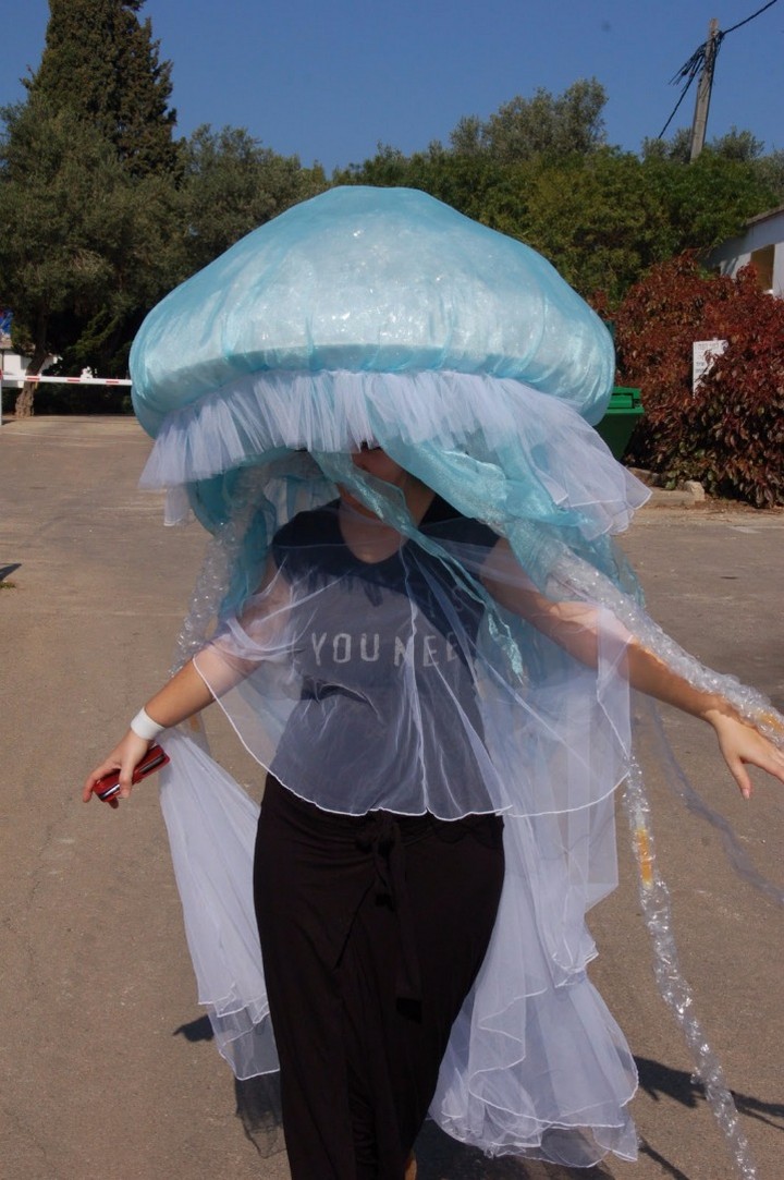 20 DIY Jellyfish Costume Ideas With Guides For Land Jellyfish!